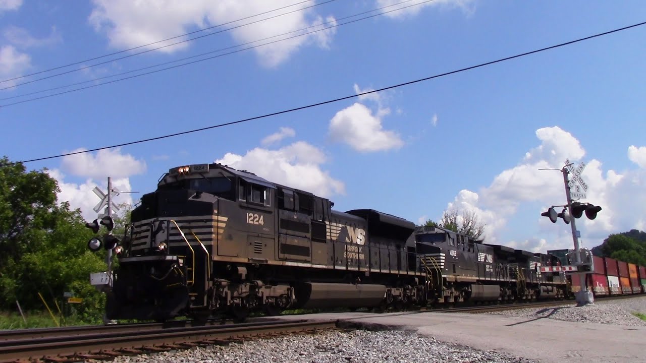NS #1224 leads a mega NS 22A through Somerset, KY - YouTube