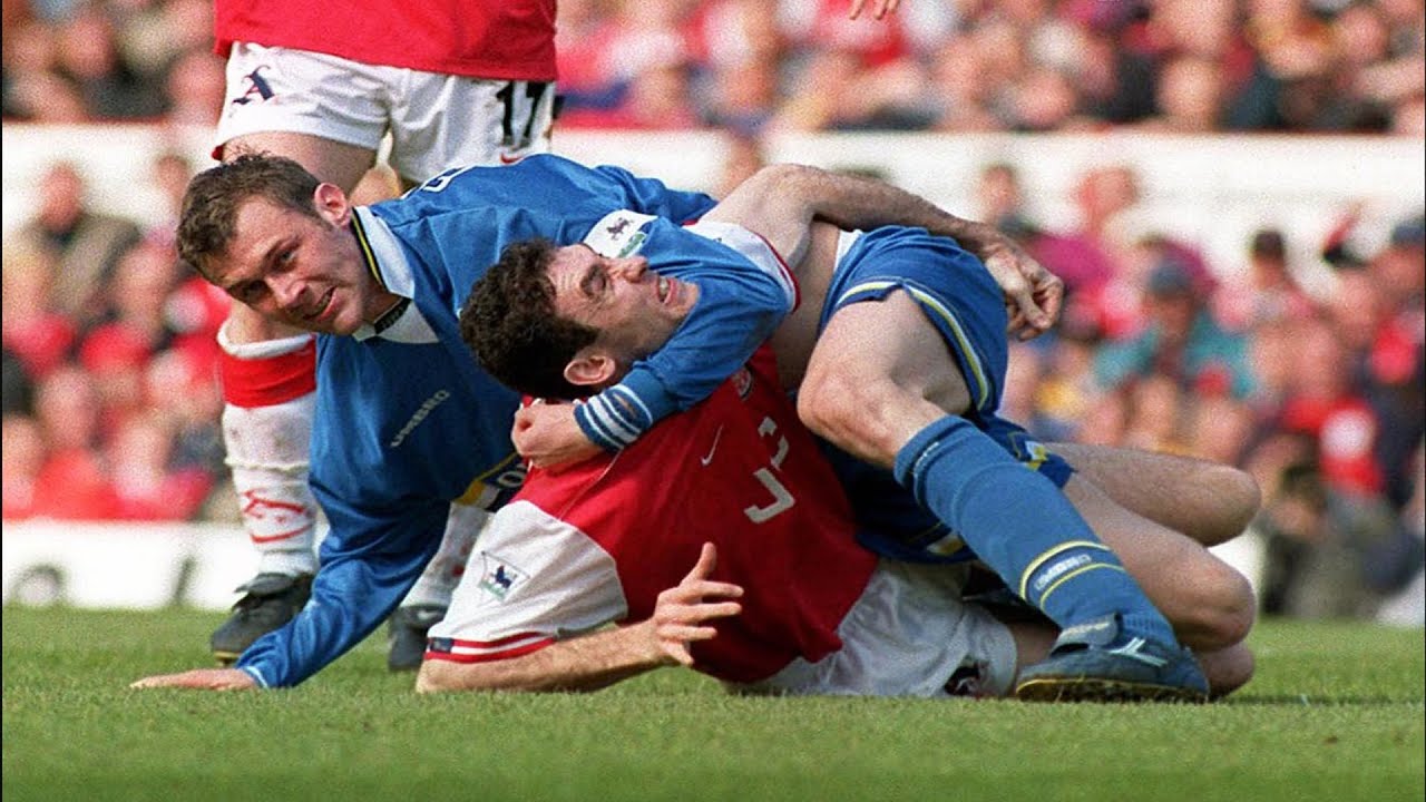 Duncan Ferguson wrestles Martin Keown on the ground. - YouTube