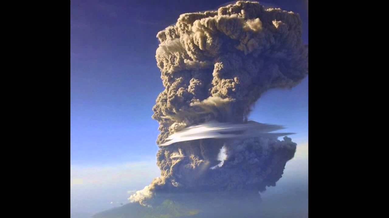 Volcanic eruption at Sangeang Api in Indonesia keeps Darwin flights ...