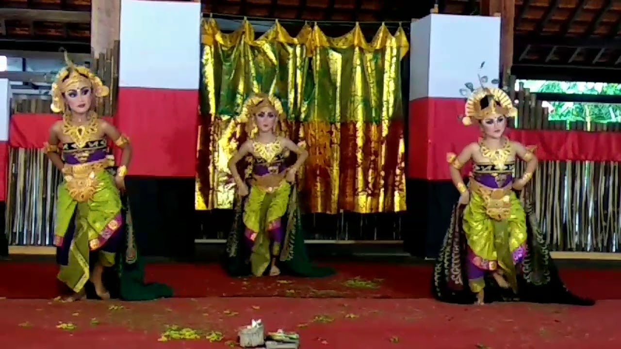 Tari Bali Merak Angelo - Dek Arie, Tasya n Diva Ngayah Ring Pura Luhur ...