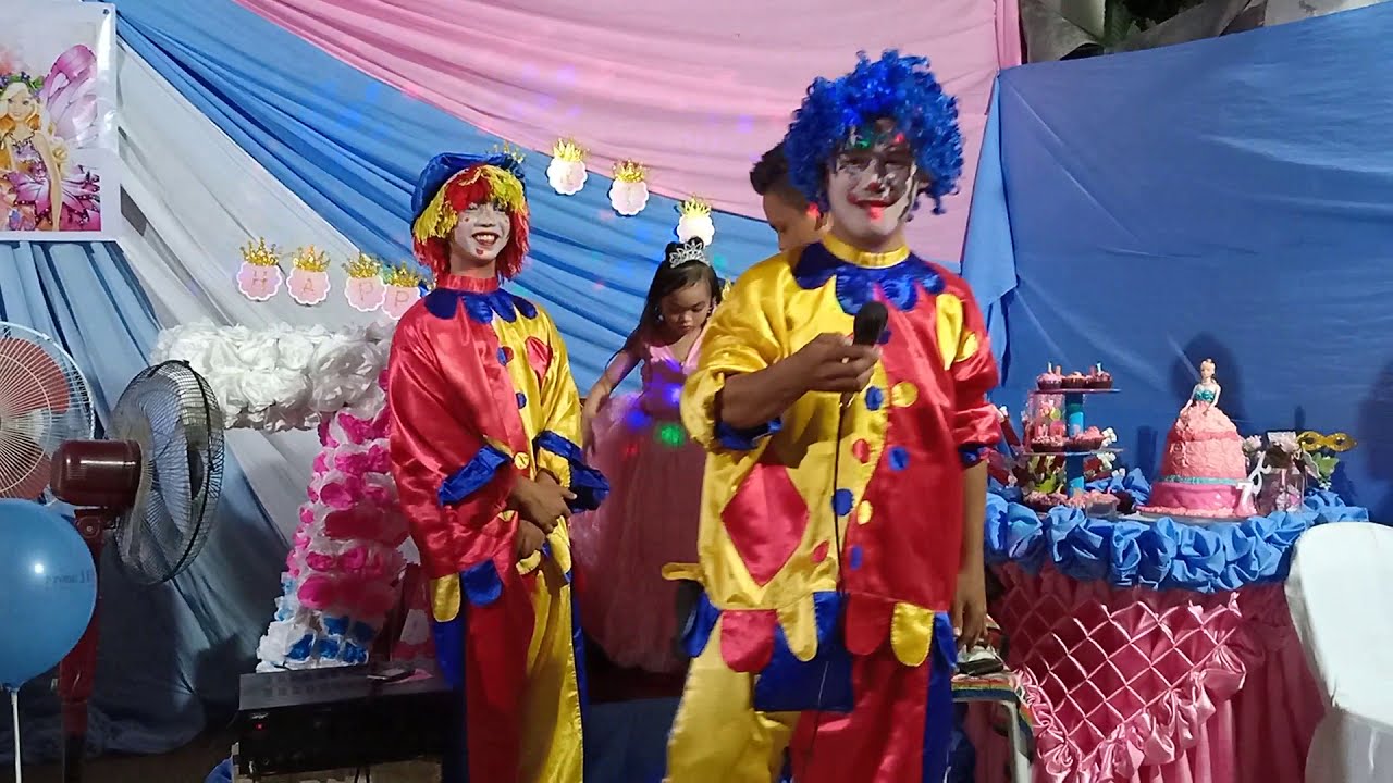 Ghiels at 7th birthday(wow magic)clown - YouTube
