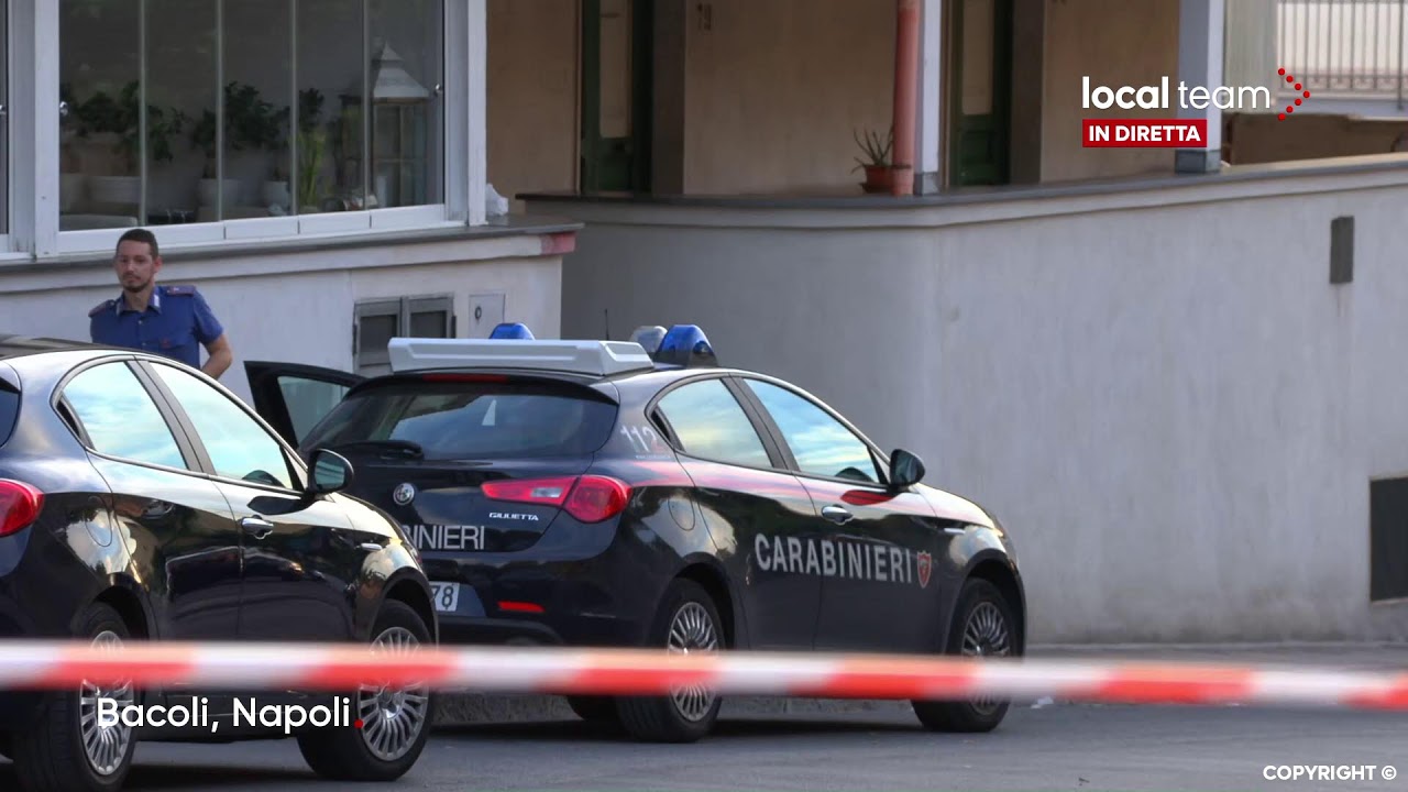 LIVE Bacoli (Napoli), spara alla moglie e si barrica in casa ...