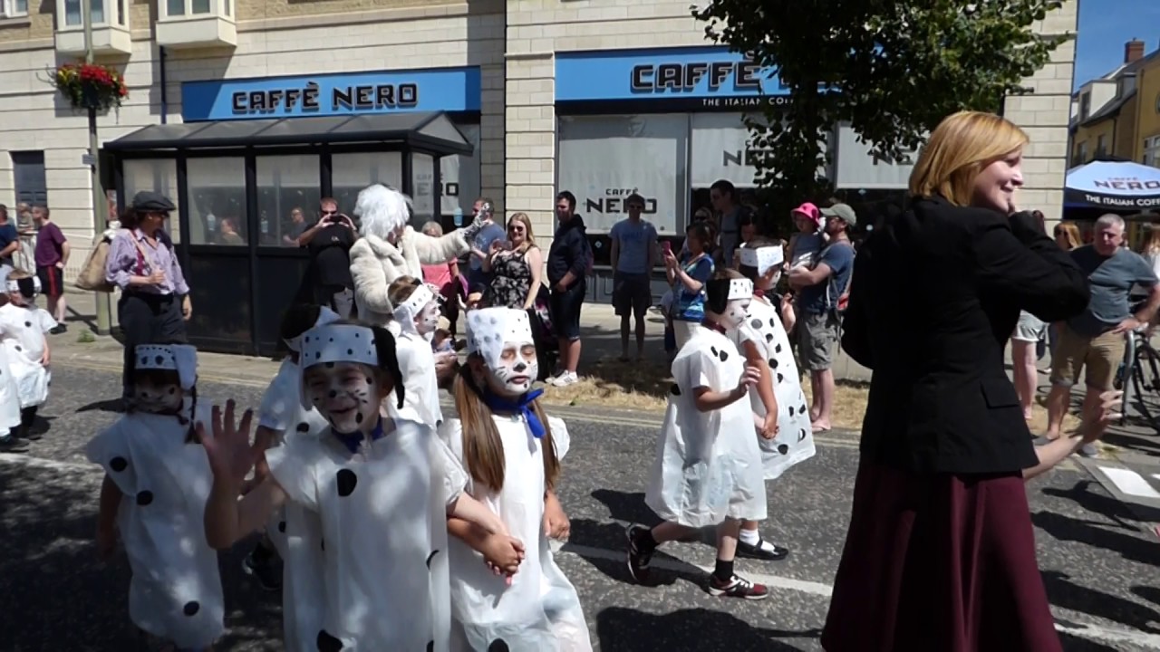 Witney carnival parade, St Mary's school - YouTube