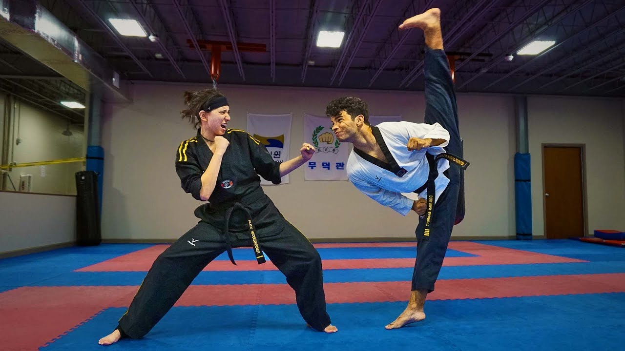 Taekwondo Girl VS Taekwondo Guy - YouTube