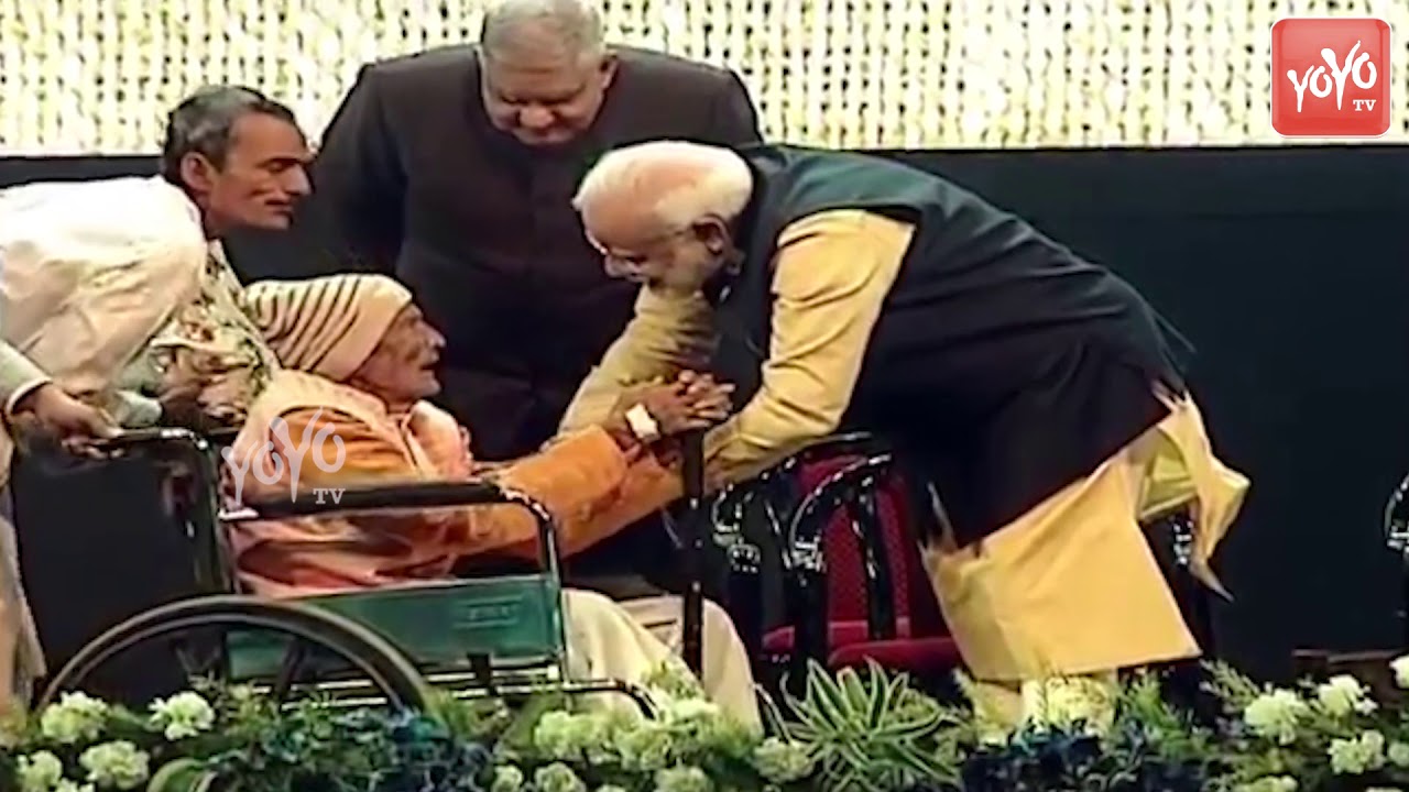 PM Modi Most Heart Touching Video In West Bengal | Modi Touches Feet Of ...