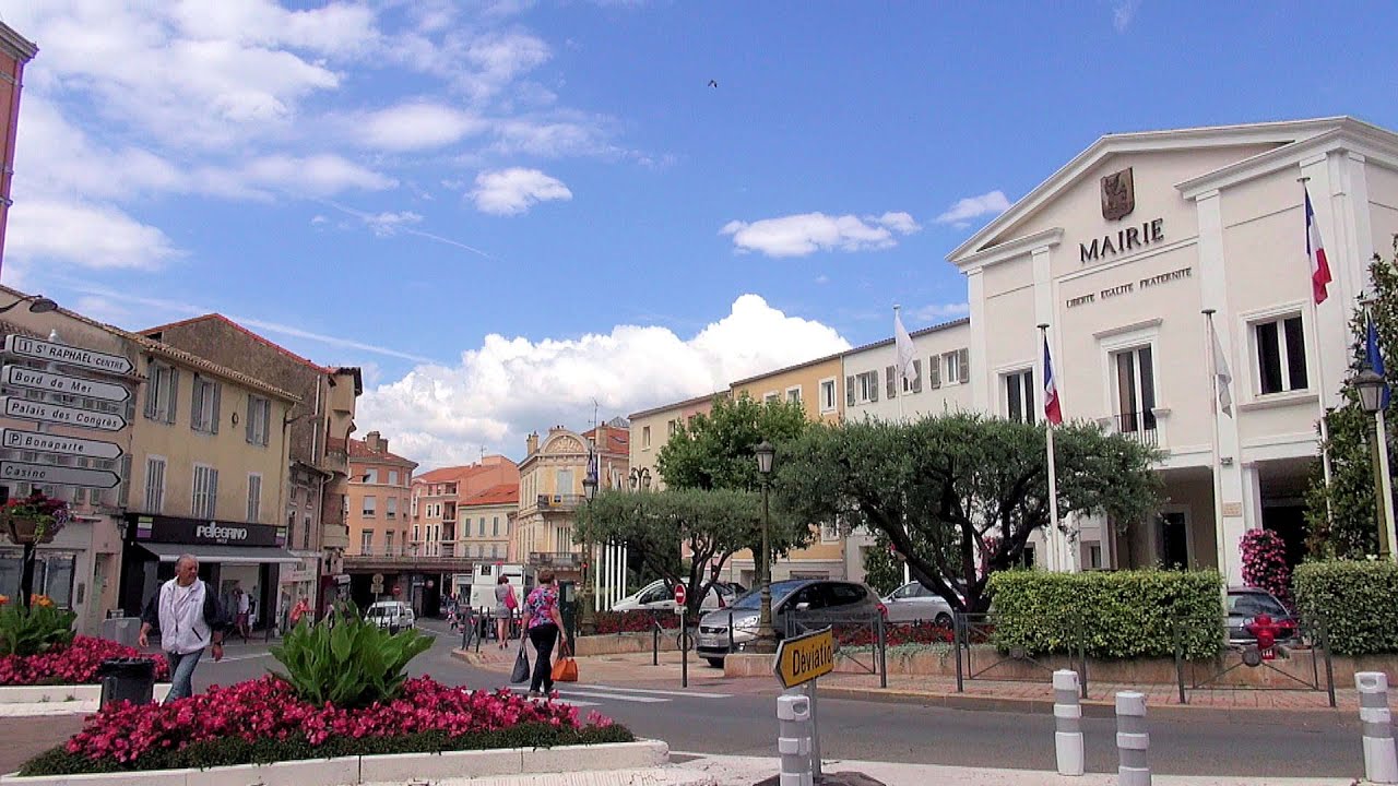 Saint-Raphaël - Old Town and the Sea. French Riviera (Côte d'Azur ...
