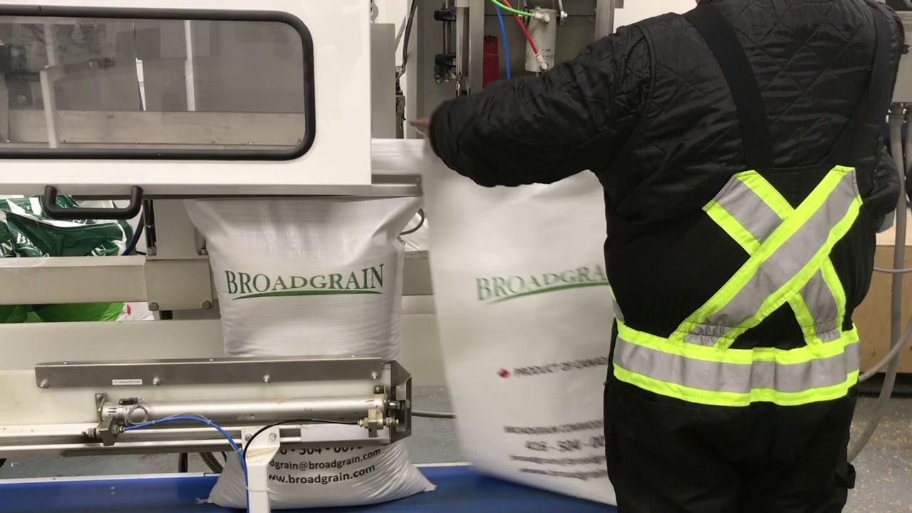 Hand Bagging 40 kg bags at 10 bpm - YouTube