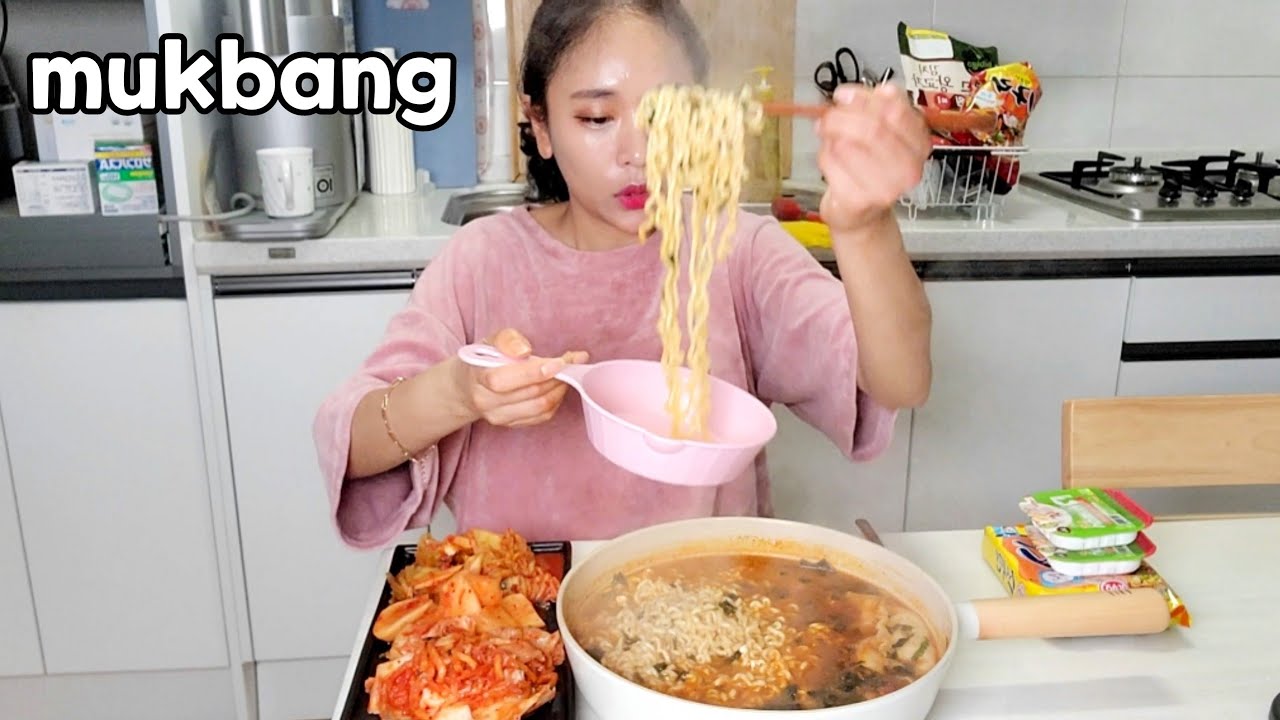 김치만두넣은 너구리3봉지에 밥까지 말아서 각종 김치랑 먹방 Ramen,Spicy Kimchi Mukbang eating show ...