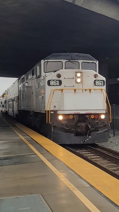 SCAX 861 leads Metrolink 620 into Anaheim, CA, on Christmas Eve 2024. - YouTube