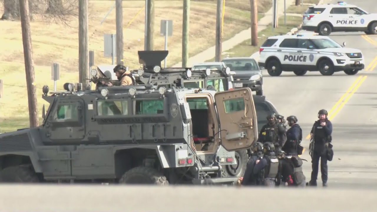 Springfield Police, SWAT on scene of a standoff in Springfield - YouTube