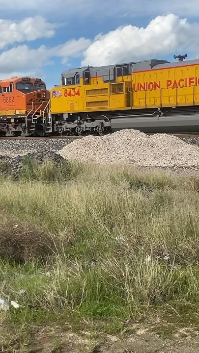 UP 5492 with 8434! - YouTube