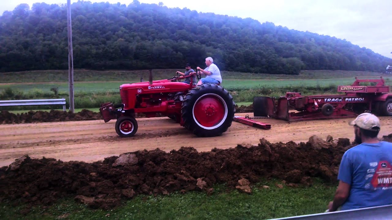 Farmall M Team Tractor Pulling - YouTube