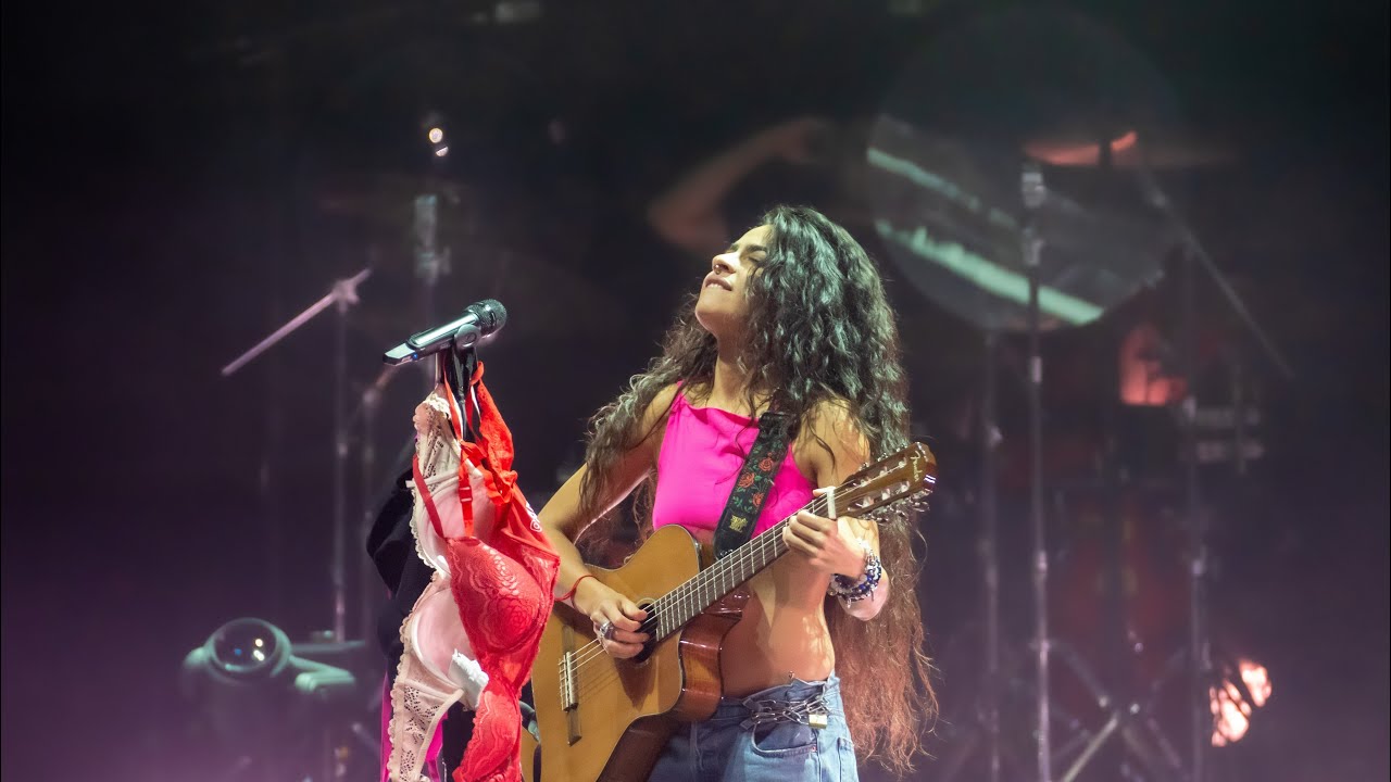 Jessie Reyez MUTUAL Friend Live In NYC - YouTube