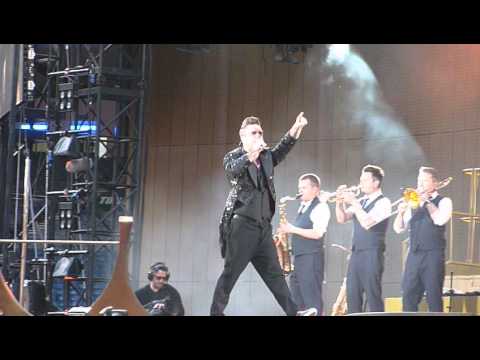 Robbie Williams @ Hampden Park Entrance 26/6/13 - Let Me Entertain ...