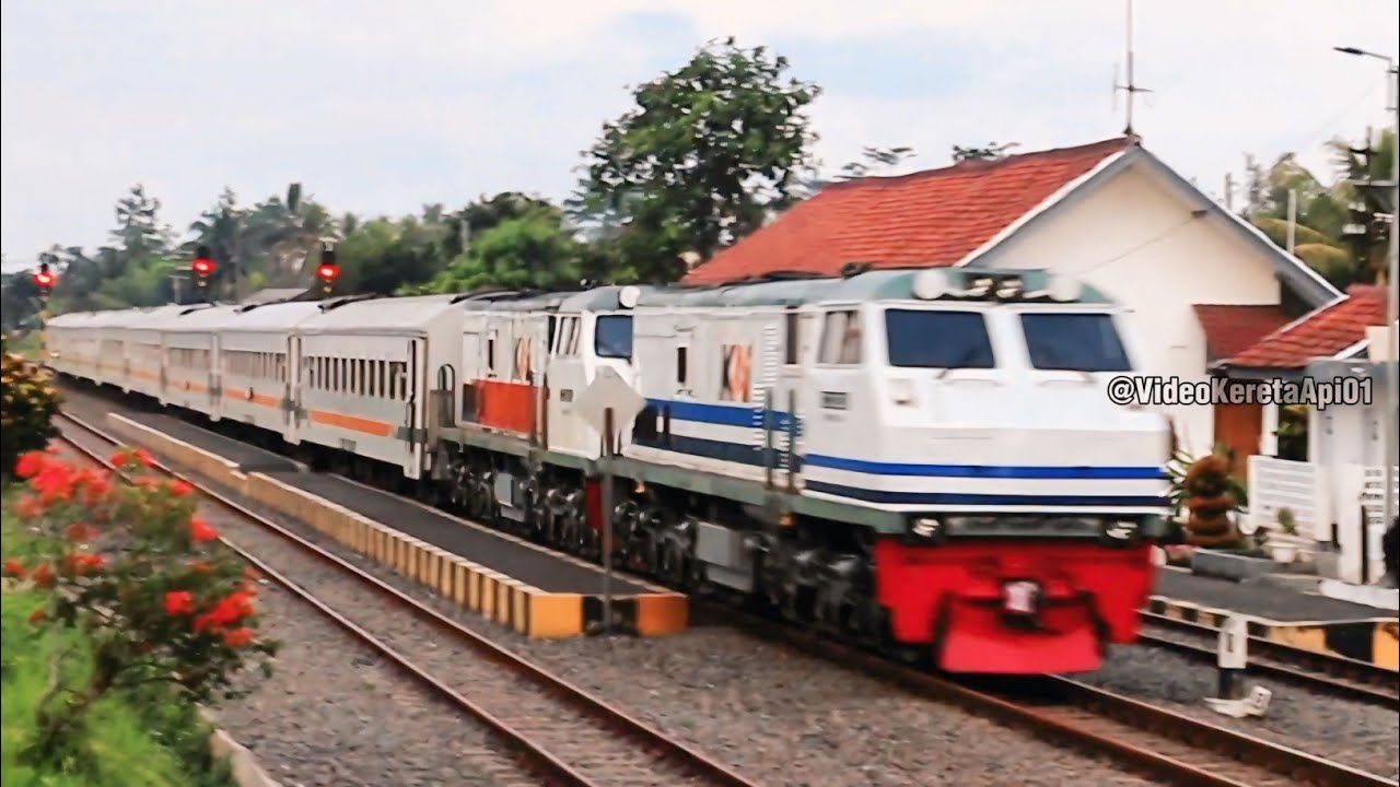 Kompilasi Lokomotif CC 203 Livery W & B - YouTube