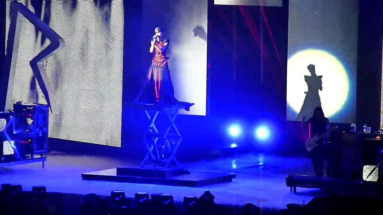 Rihanna performing Russian Roulette - opening of her London concert ...