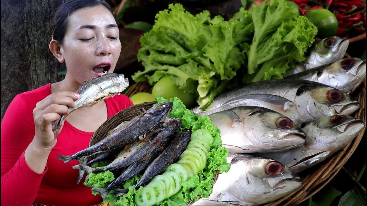 Yummy easy food: fried sea fish eat with salad and tomato test ...