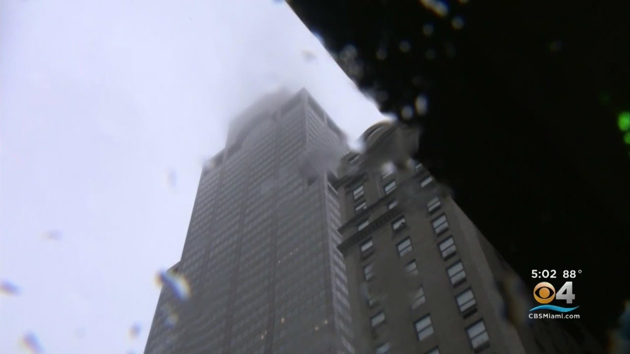 Helicopter Crashes On Top Of Building In Manhattan - YouTube