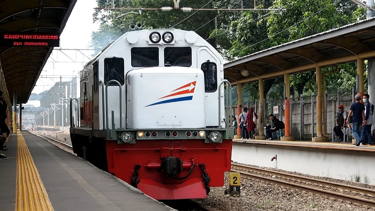 2017/03/26 Indonesia: CC204 Series at Karet | インドネシア CC204形機関車 - YouTube