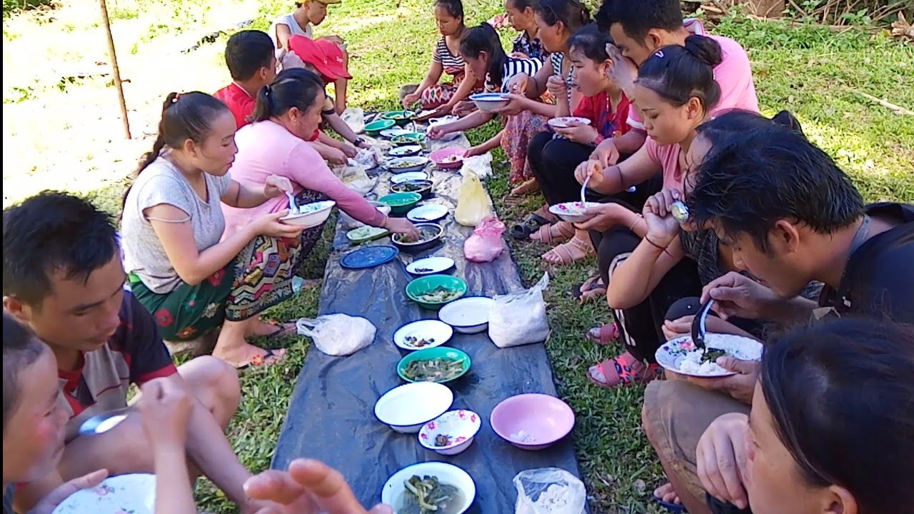 Hmong Laos toj siab kev sib pab tseem muaj. - YouTube
