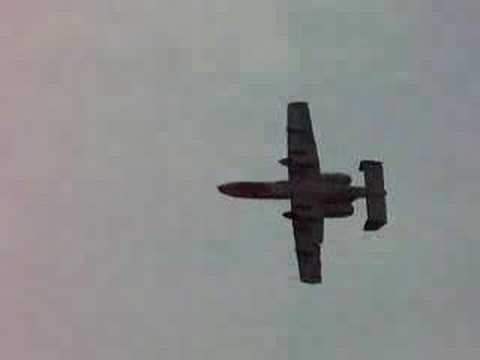A-10 Warthog Flyby - YouTube