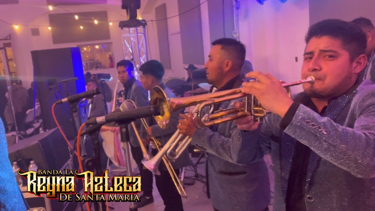 Corazón de Texas /Banda La Reyna Azteca mira cómo toca el trompetero ...