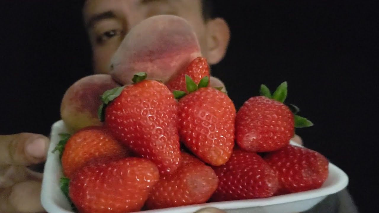 ASMR 🍓COMENDO MORANGO E PÊSSEGO - YouTube