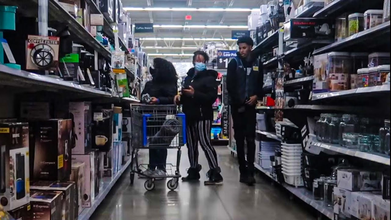 BAD EMPLOYEE PRANK @ WALMART 😳😭 - YouTube