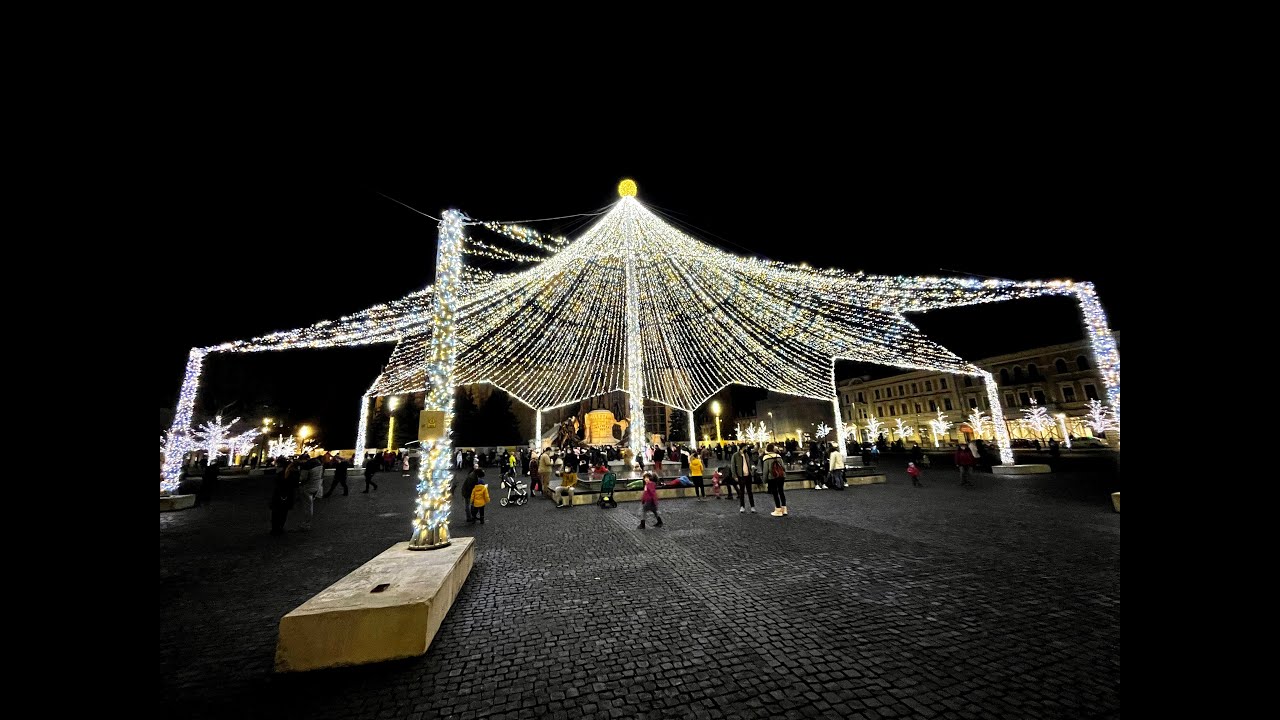 Walking around in a festive lights illuminated Cluj-Napoca/Kolozsvár ...