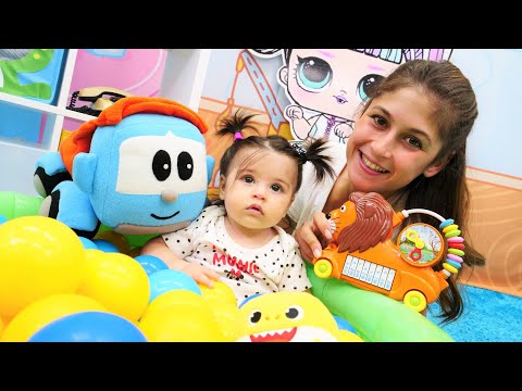 Eğlenceli çocuk videosu. Leo Defne için piyano arabası oyuncak getiriyor! Eğitici video