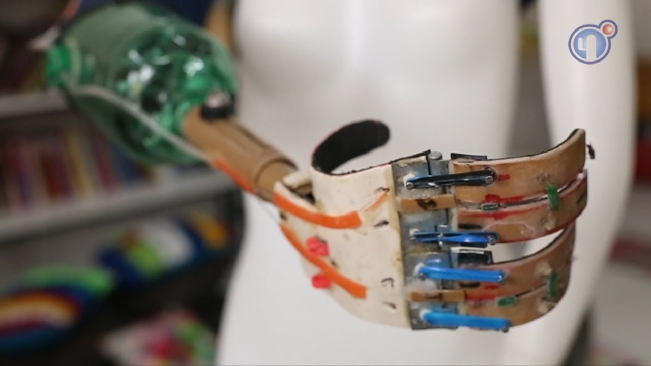 Estudantes desenvolvem prótese com materiais reciclados - YouTube