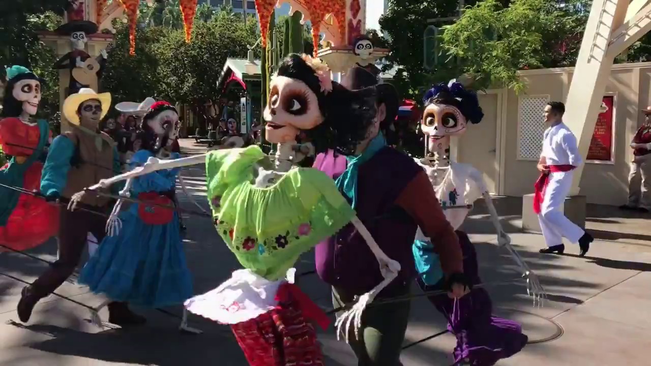 A Musical Celebration of Coco - Disney California Adventure 2017 - YouTube