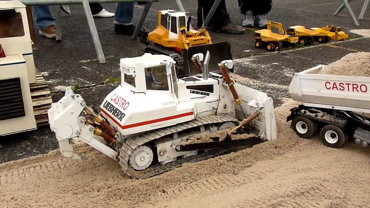 bull Liebherr PR 764 - YouTube