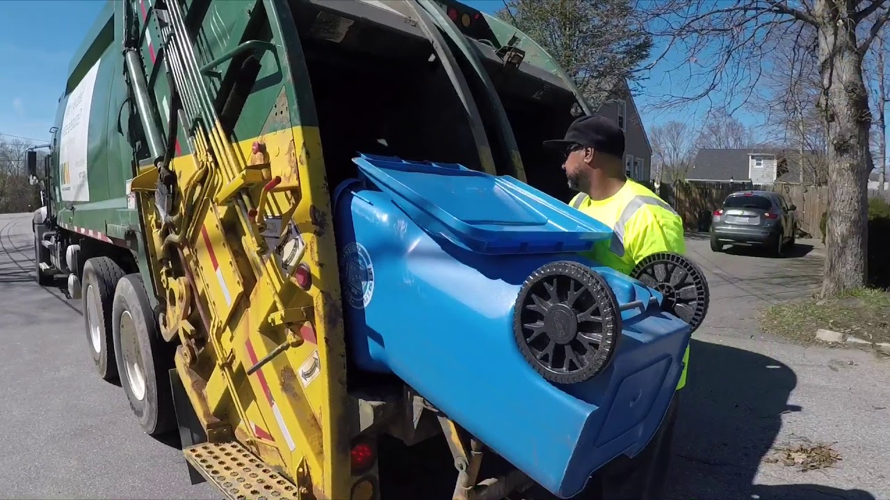 WM Split body 363547 Packing trash and recycling 4/17/19 - YouTube