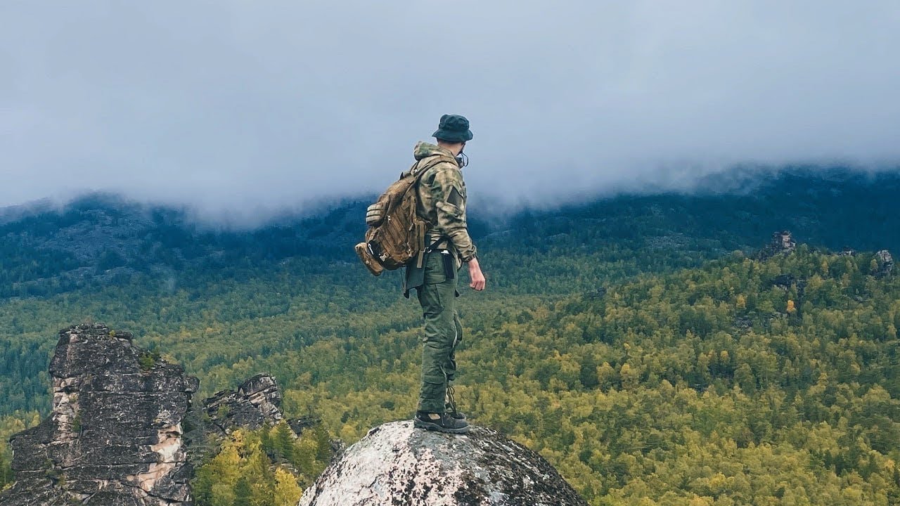 Поход в горы, забрался на вершину скалы / Hiking in the mountains ...