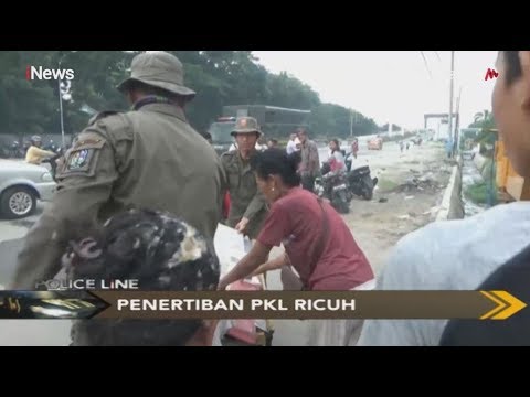 Menolak Lapak Jualan Ditertibkan Satpol PP, Pedagang Kaki Lima Ngamuk - Police Line 31/07