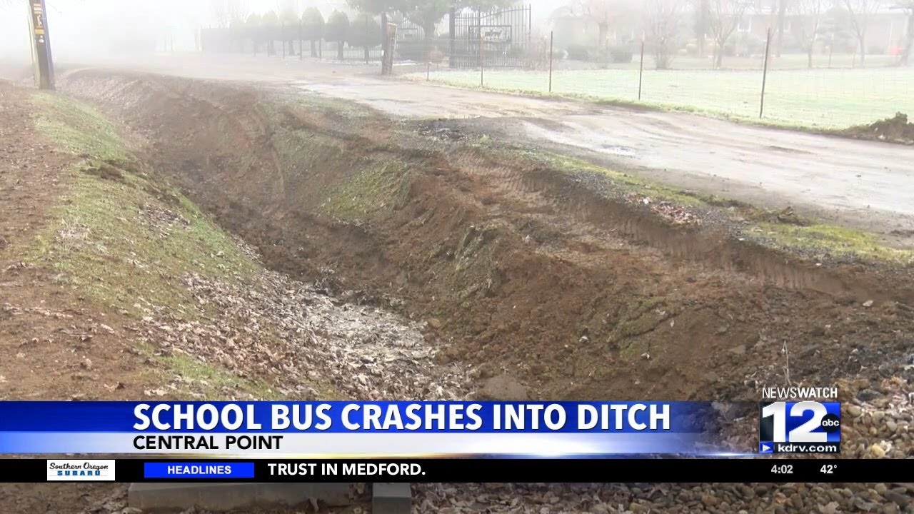School bus crashes into ditch with 10 students on board - YouTube