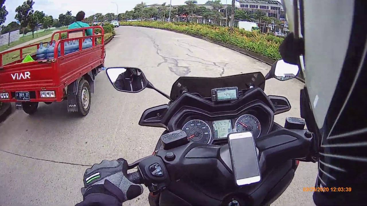 Phone holder yamaha xmax quadlock custom - YouTube