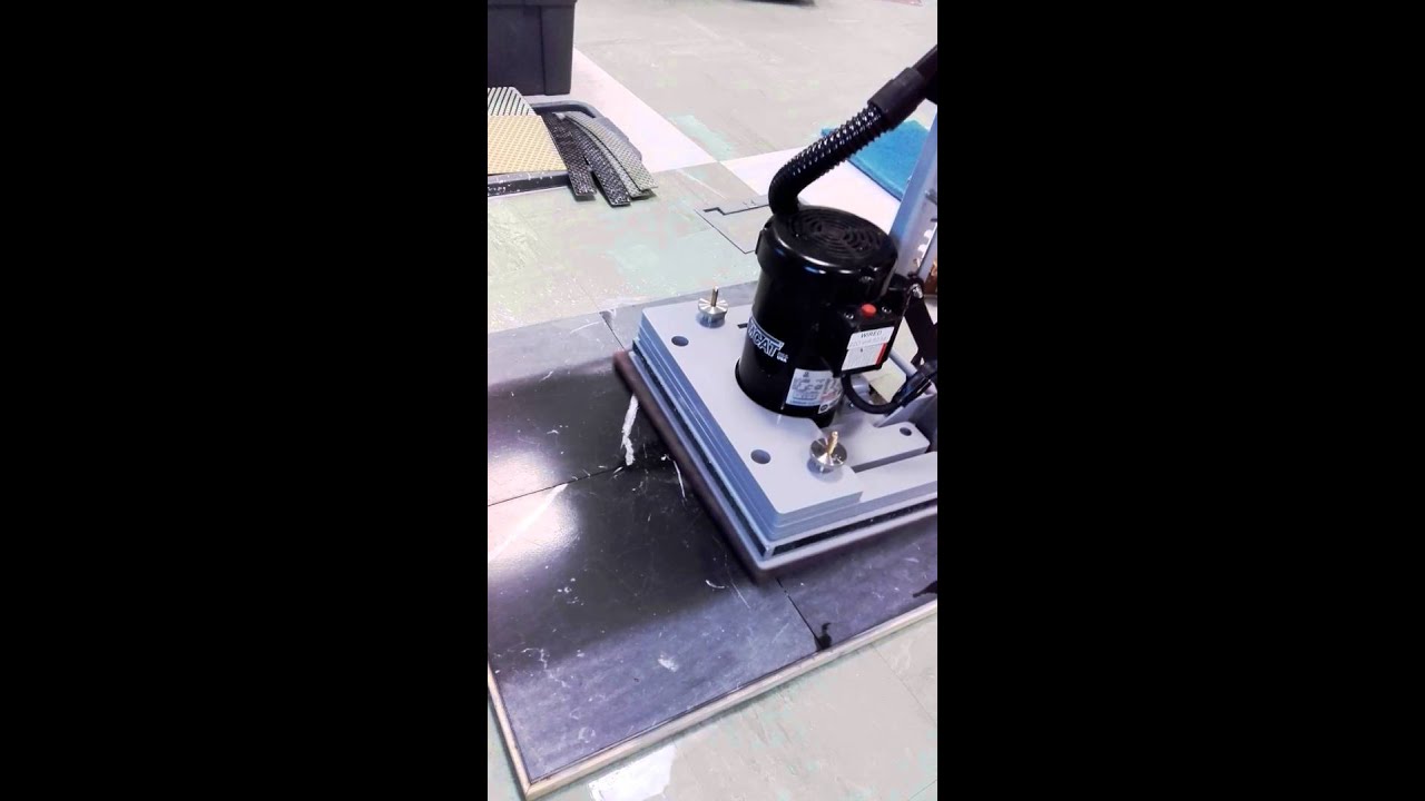 Tomcat Edge Stick machine - YouTube