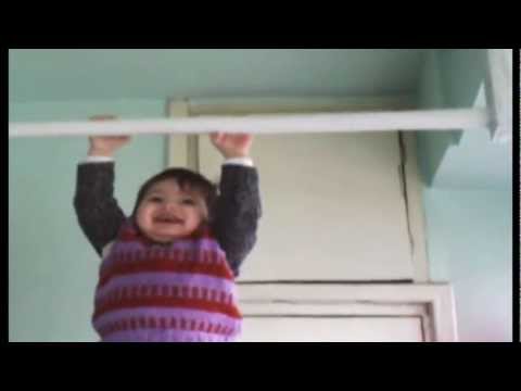 Малыш прикольно отжимается