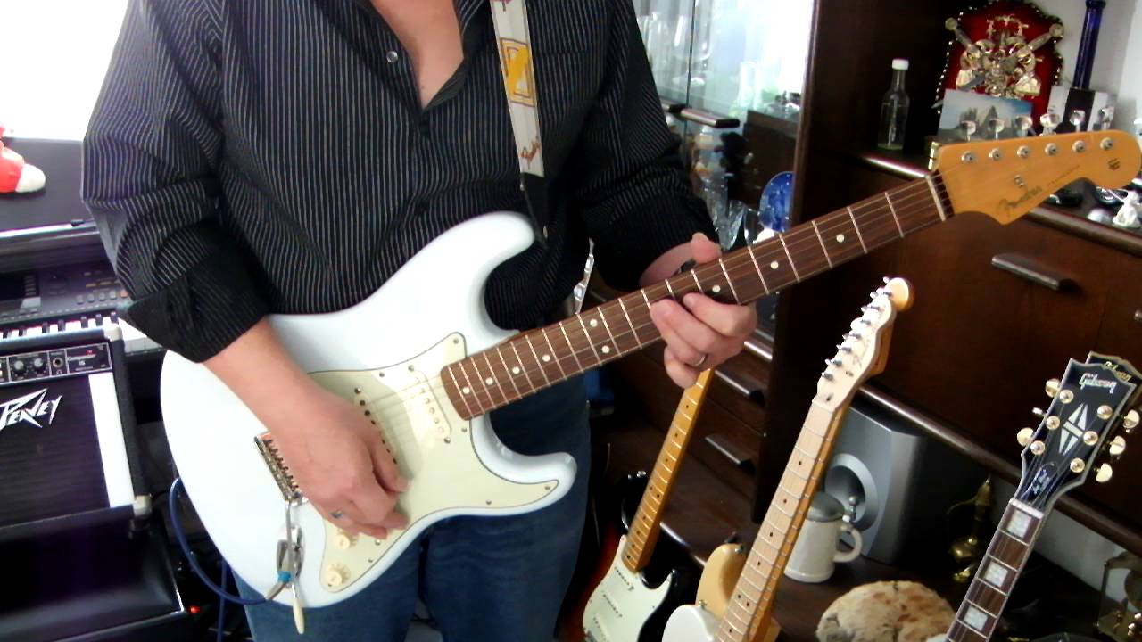 FENDER STRATOCASTER 60'S CLASSIC PLAYER SONIC BLUE - YouTube