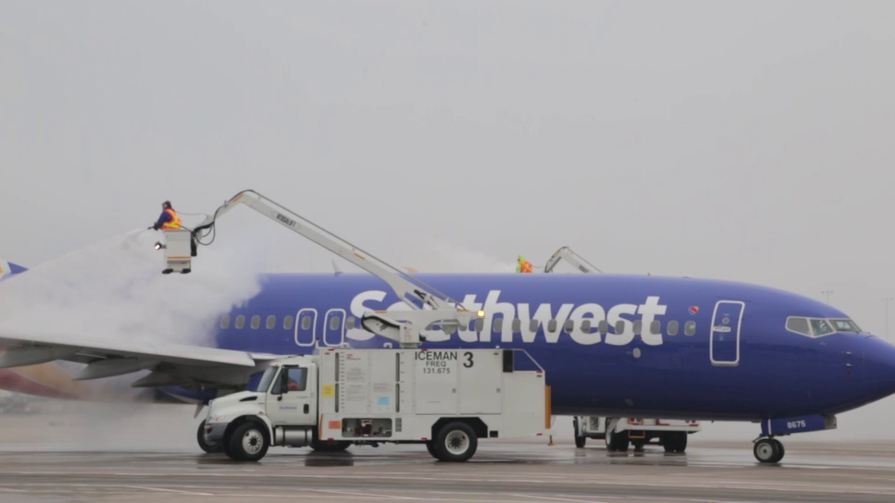 Deicing in Denver | Southwest Airlines - YouTube