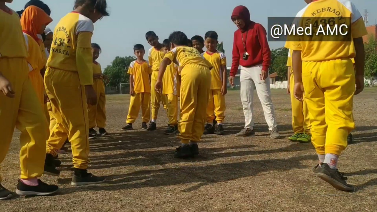 Permainan tradisional engkle atau engklek - YouTube