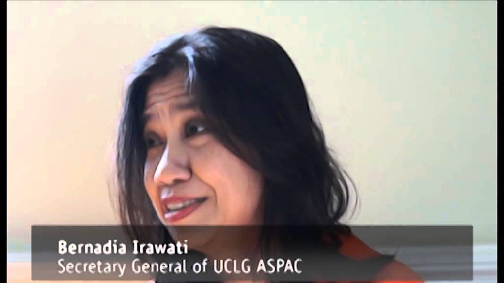 #Localizing2015 - Interview with Bernadia Irawati - YouTube