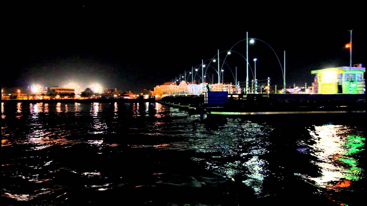 De Koningin Emma brug over de Sint Anna Baai in Willemstad Curacao ...
