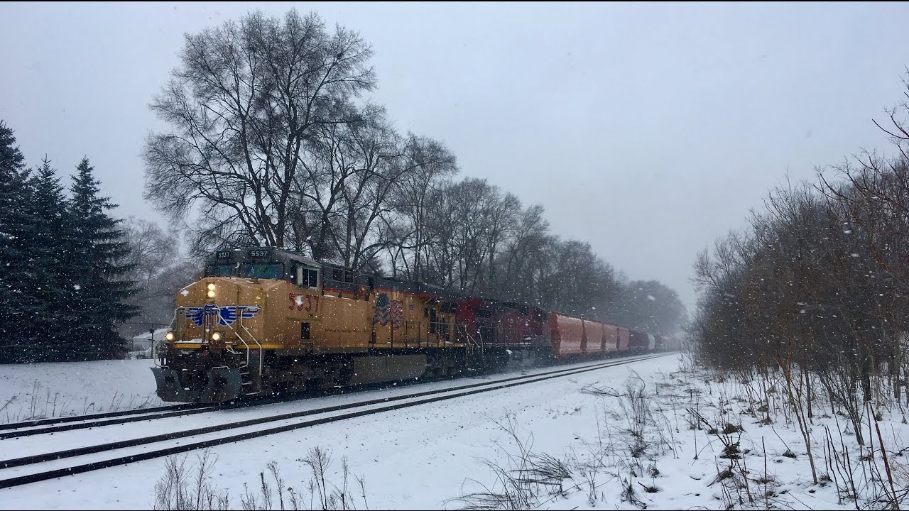 TRRS 498: CSX Trains: 4-Way Railroad Crossing in the Snow - YouTube