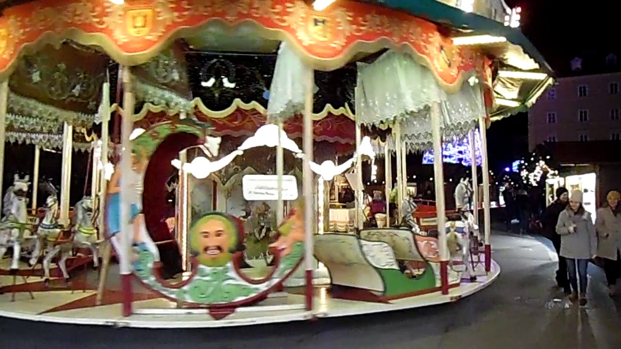 Oude carrousel of draaimolen op Kerstmarkt in Innsbruck (Oostenrijk) op ...