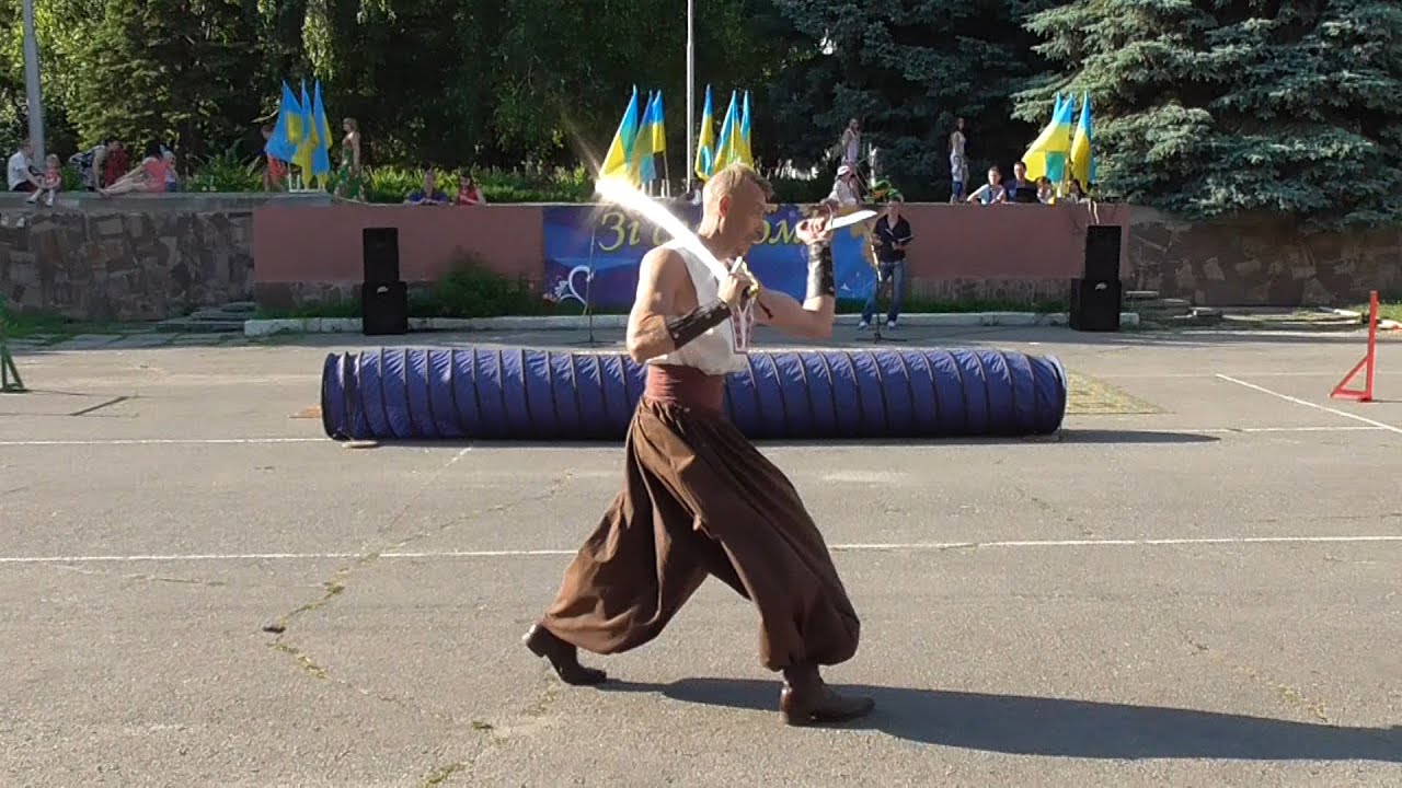 Martial arts of Ukraine: the traditional weapon of Cossacks. - YouTube