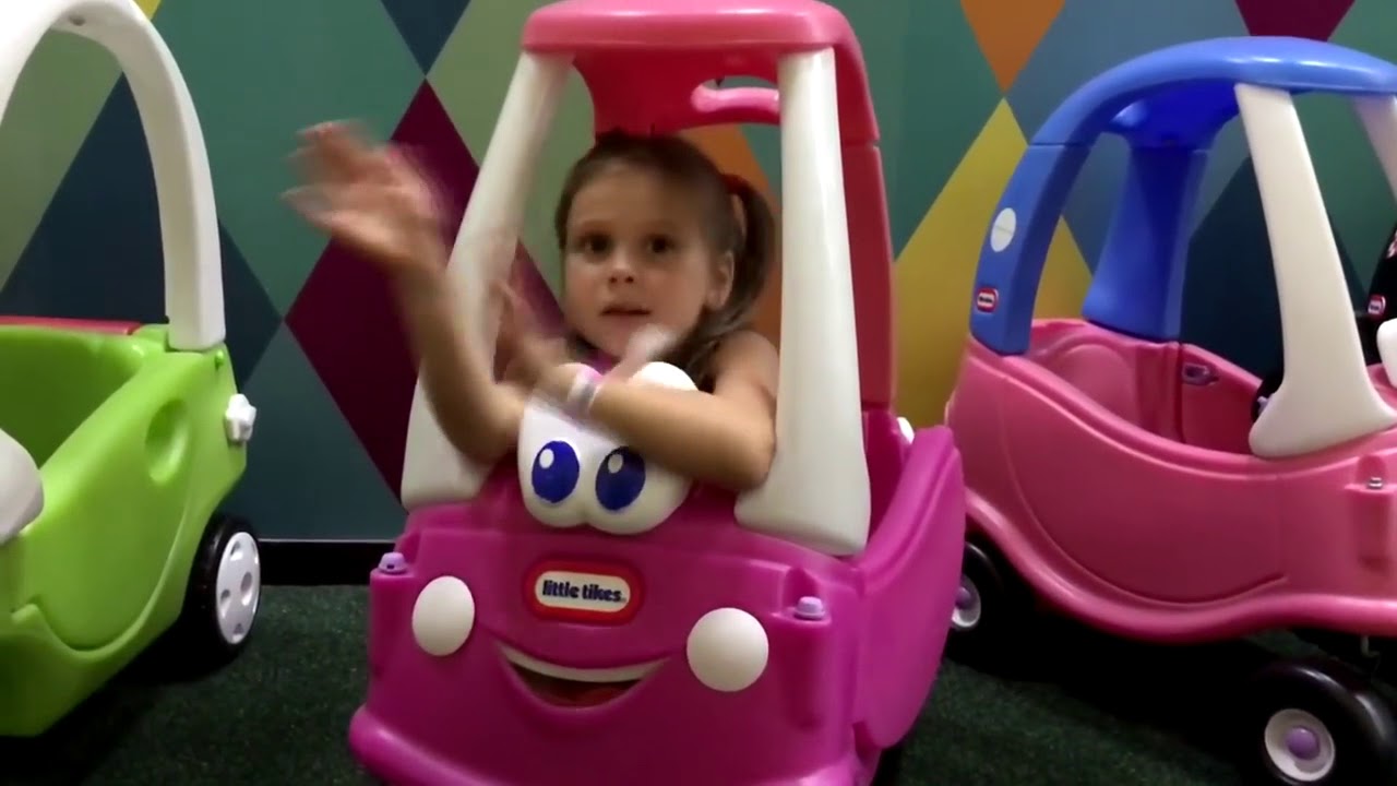 Learn colors with Baby and balls Pretend play Wheels on the Bus School ...
