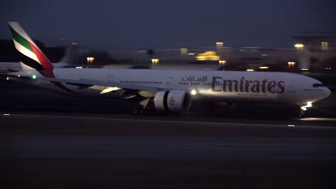 Night Landing Emirates Boeing 777-31H(ER) at Lisbon Airport. - YouTube
